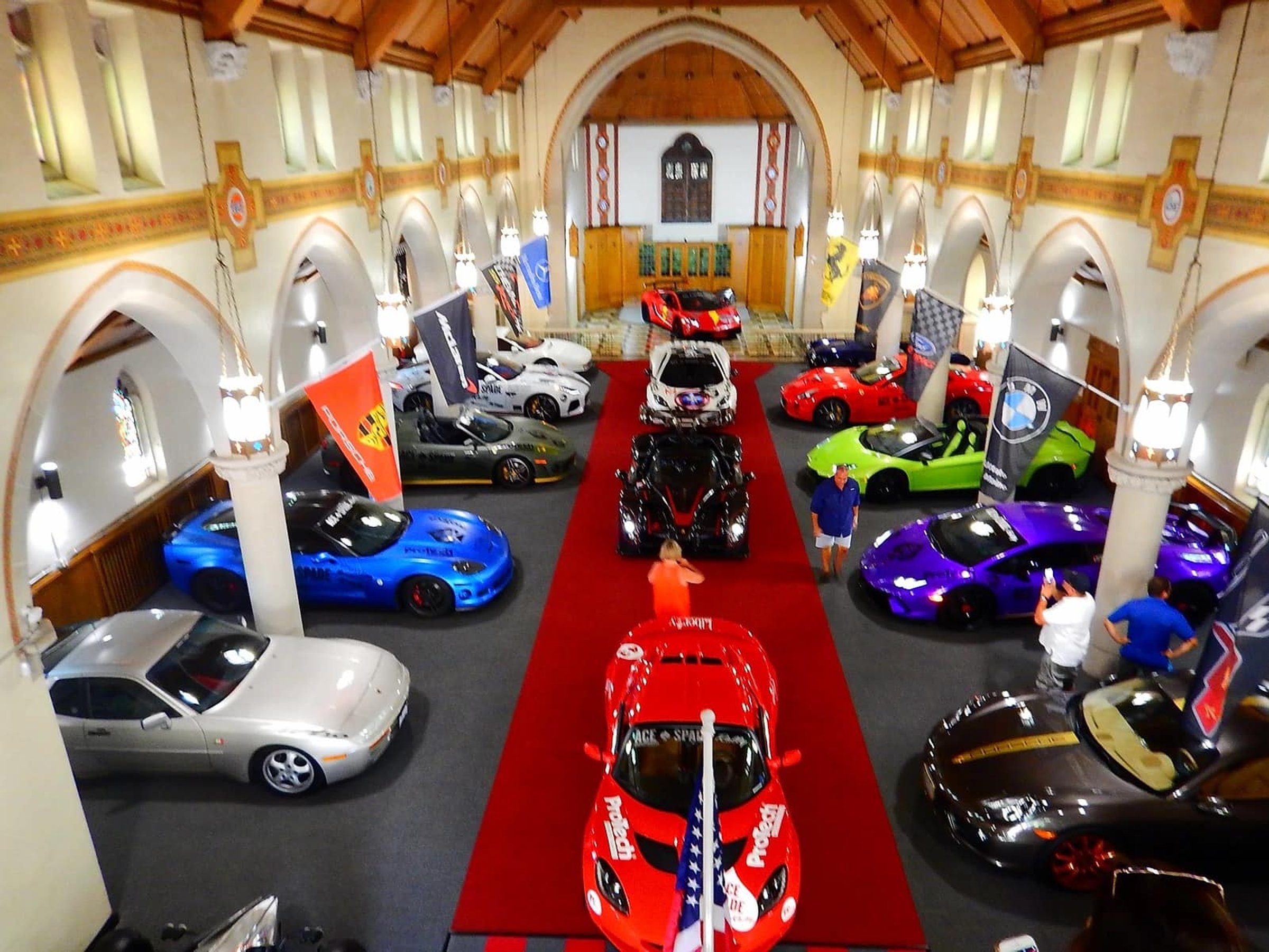 La chiesa delle auto: The Holy Grail Garage - Il Club dei Motori