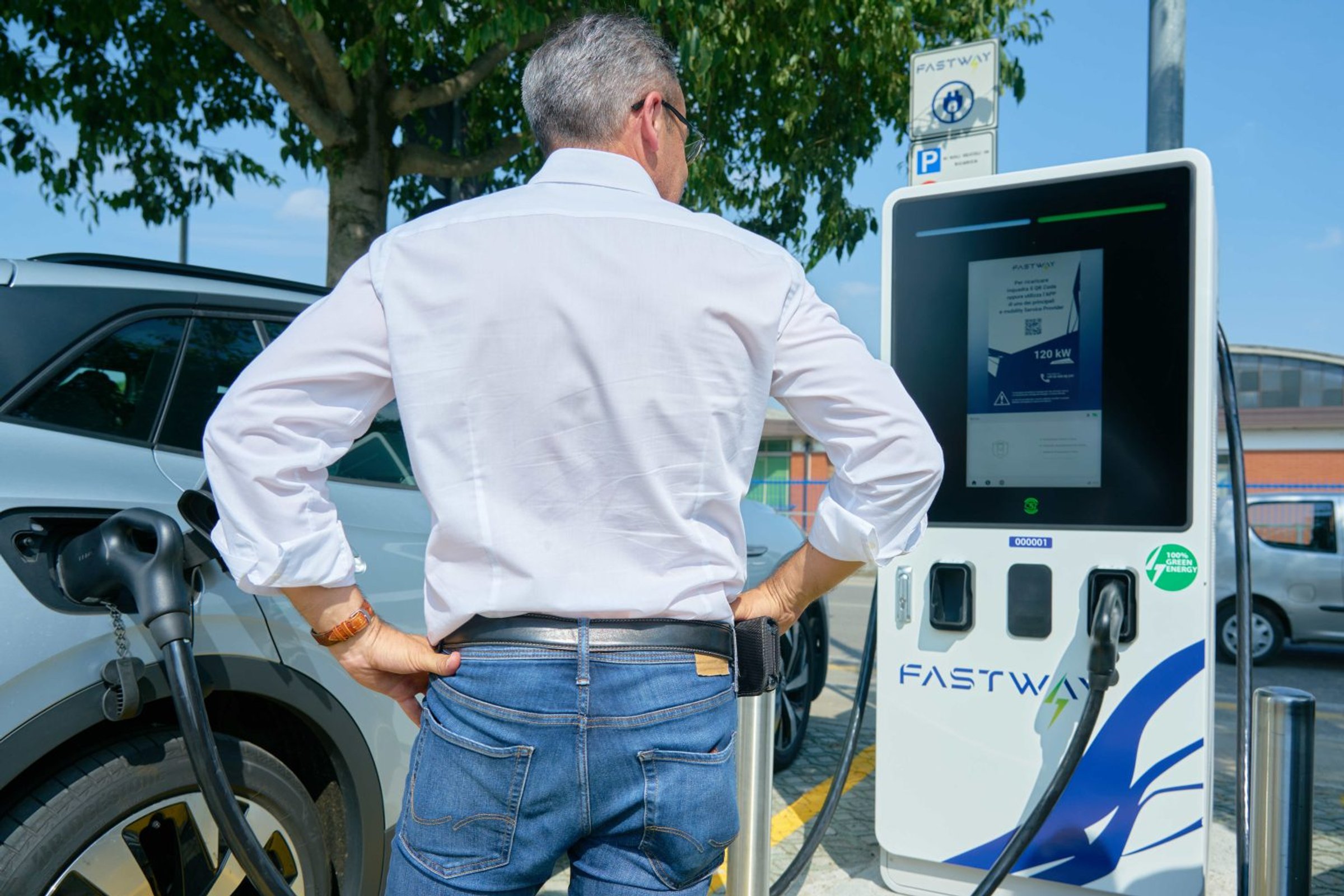 FastWay Accelera: 80 punti di ricarica installati e 250 in arrivo nel 2024 - Il Club dei Motori